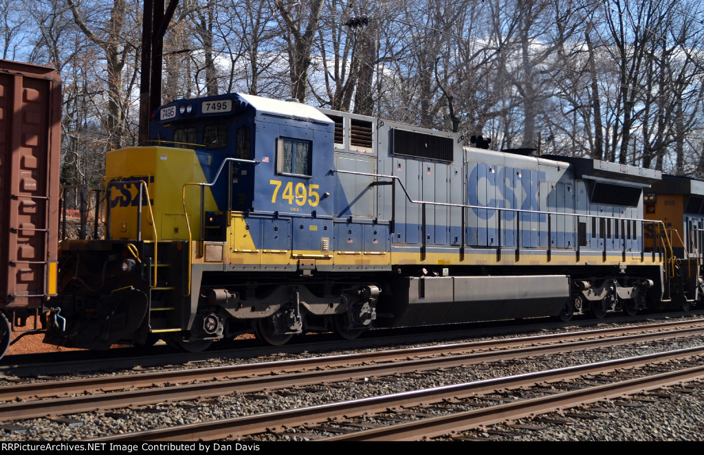 CSX C40-8 7495 trails on Q439-23